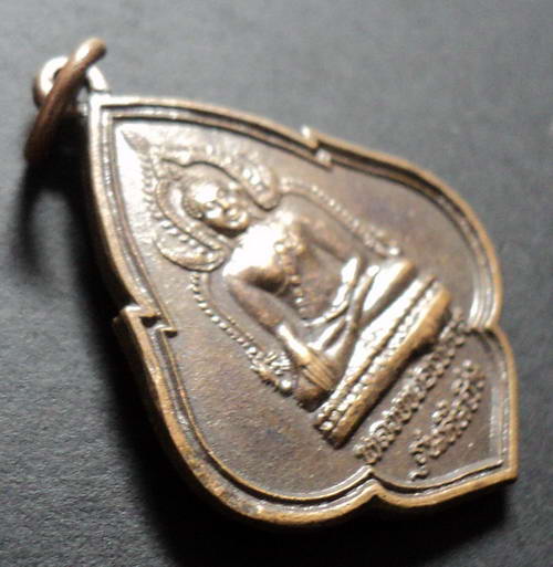 ชื่อสินค้า : 009 หลวงพ่อเพชร วัดพระธาตุศรีจอมทอง จ.เชีบงใหม่ รุ่น คืนถิ่น